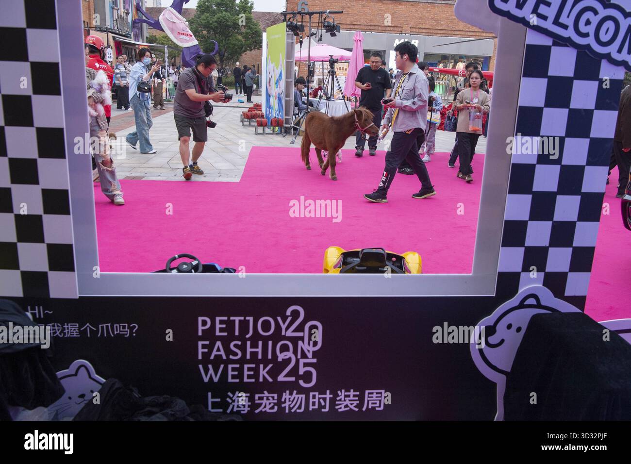 People take their pets to visit the 5th Shanghai Petjoy Fashion Week event in Shanghai, China, 1 ...