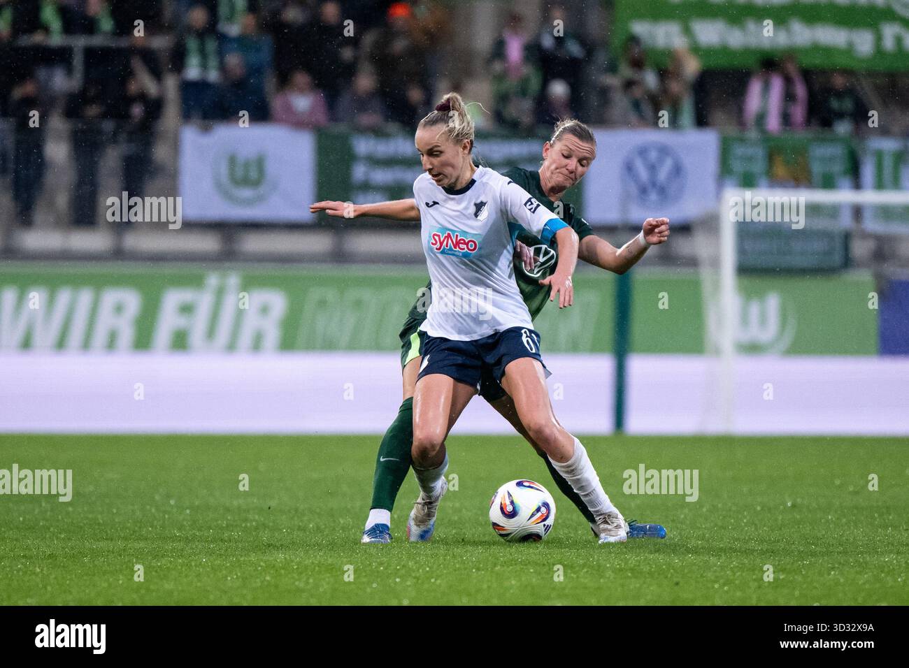 Vanessa Diehm (TSG Hoffenheim, #06) im Zweikampf mit Alexandra Popp ...