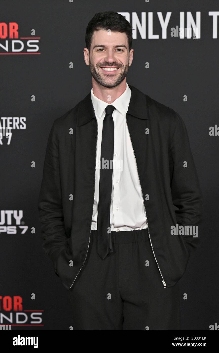 Jonathan Tilkin bei der Premiere des Kinofilms Predator: Badlands im ...