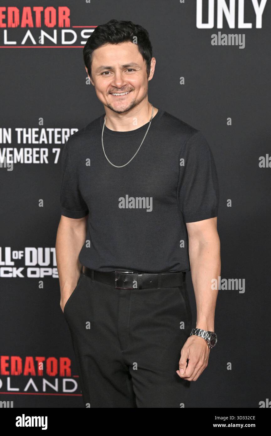 Arturo Castro bei der Premiere des Kinofilms Predator: Badlands im TCL ...