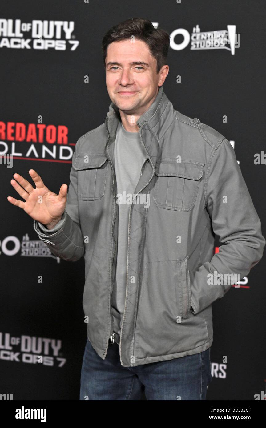 Topher Grace bei der Premiere des Kinofilms Predator: Badlands im TCL ...