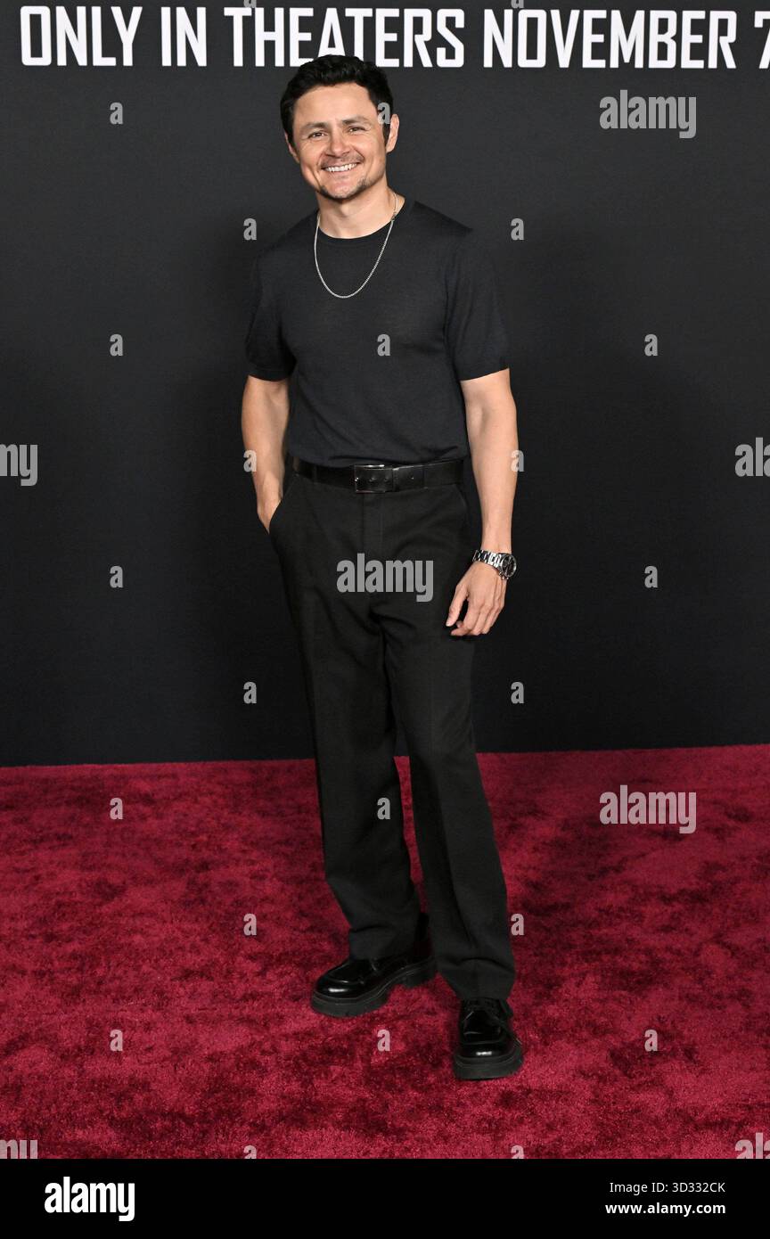 Arturo Castro bei der Premiere des Kinofilms Predator: Badlands im TCL ...