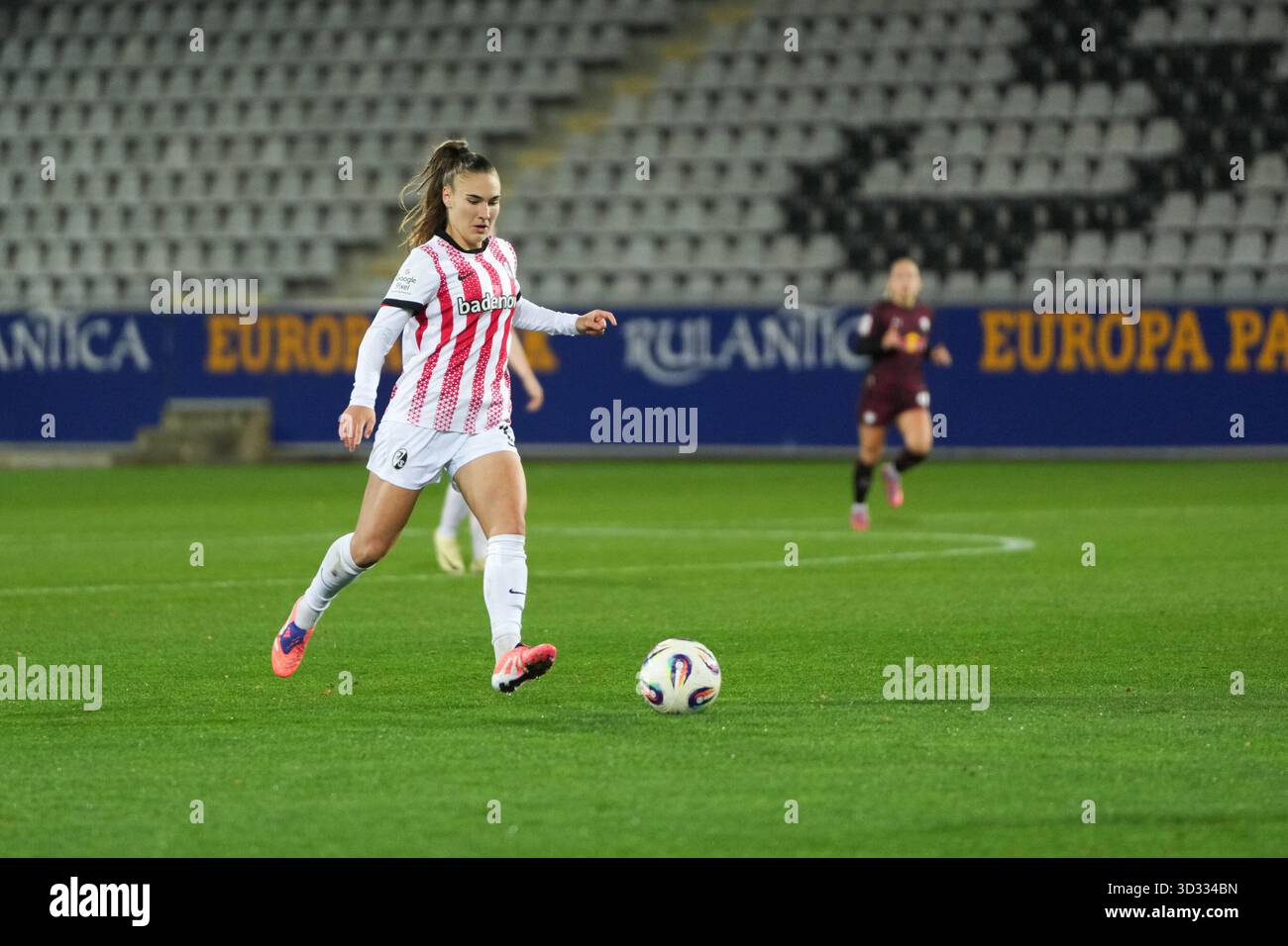 Alena Bienz (Freiburg, 8) am Ball Google Pixel Frauen-Bundesliga ...