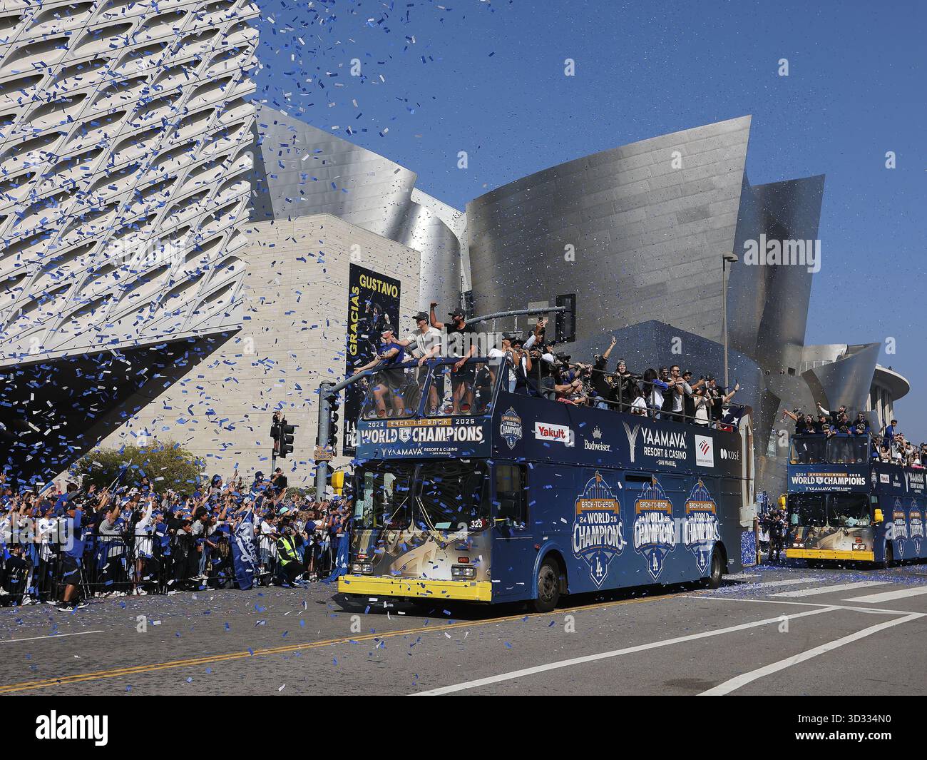 (251104) -- LOS ANGELES, Nov. 4, 2025 (Xinhua) -- Fans cheer as buses ...