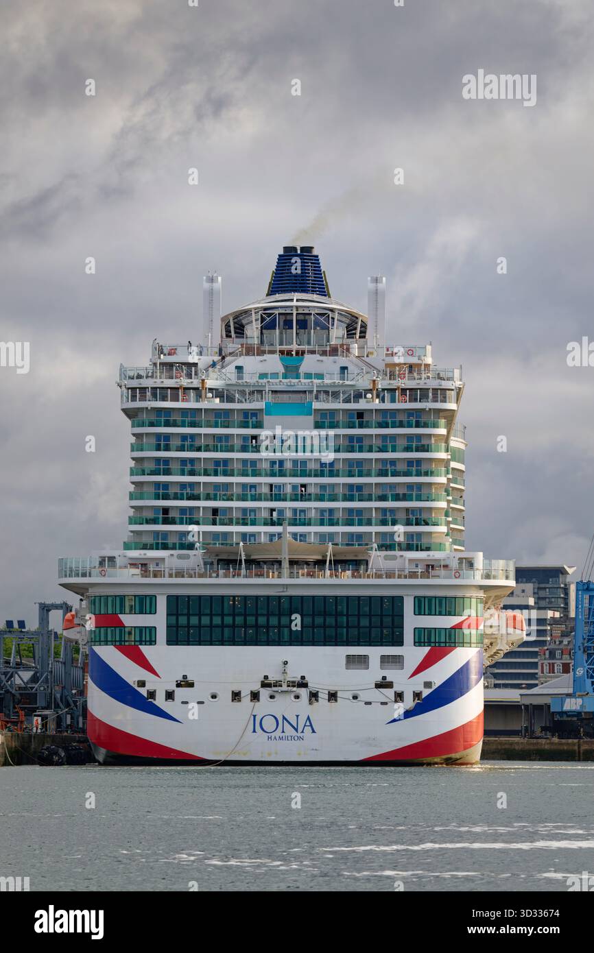Iona cruise ship stern hi-res stock photography and images - Alamy