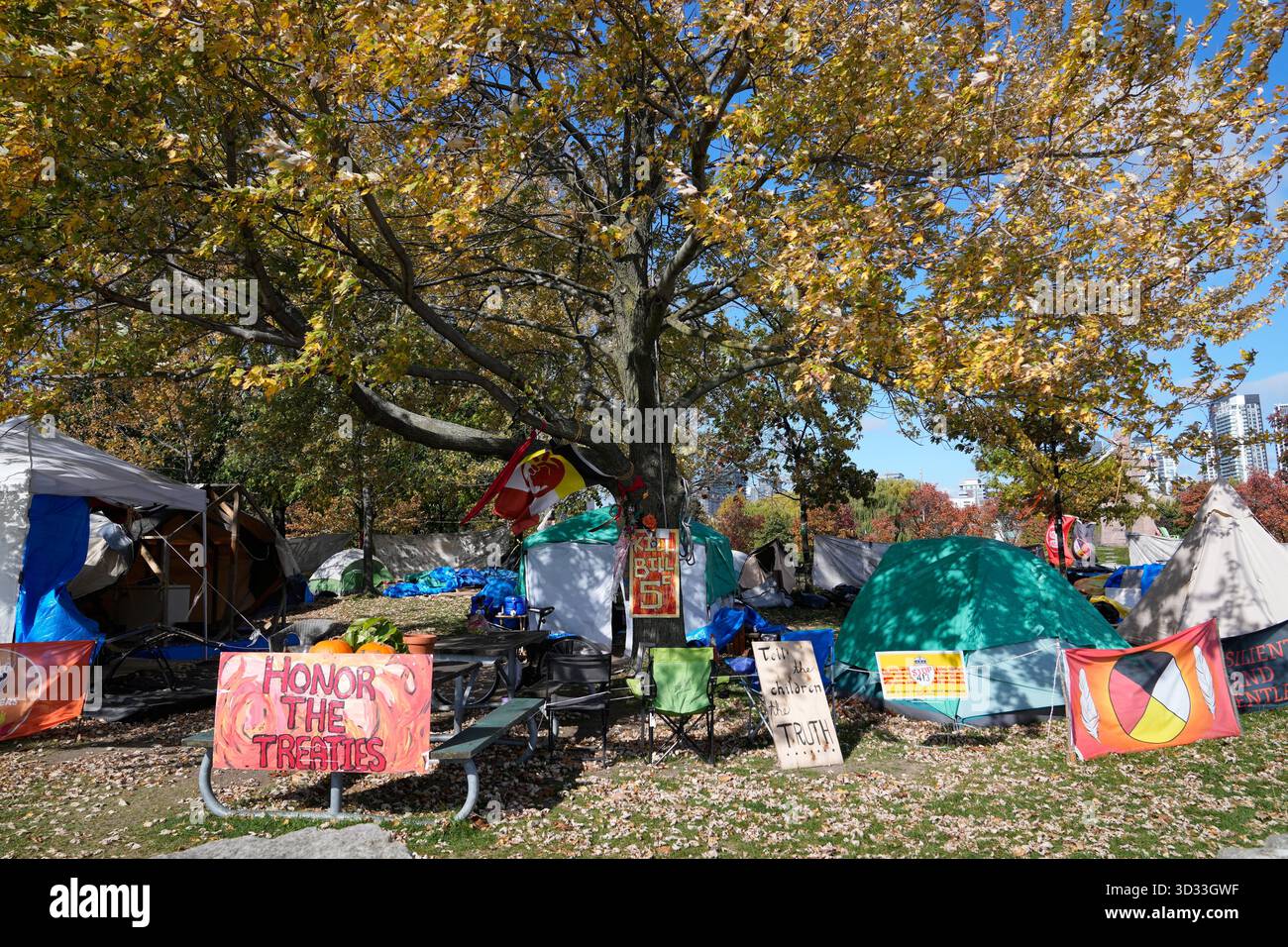 Indigenous peoples set up tents to protest the government in Toronto ...