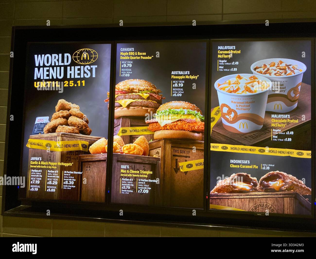 World menu heist hi-res stock photography and images - Alamy