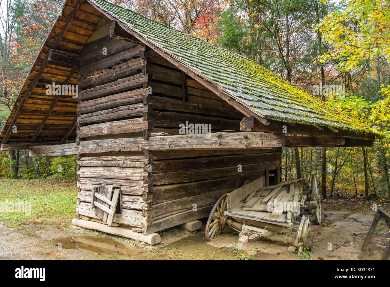 Log built corn crib hi-res stock photography and images - Alamy