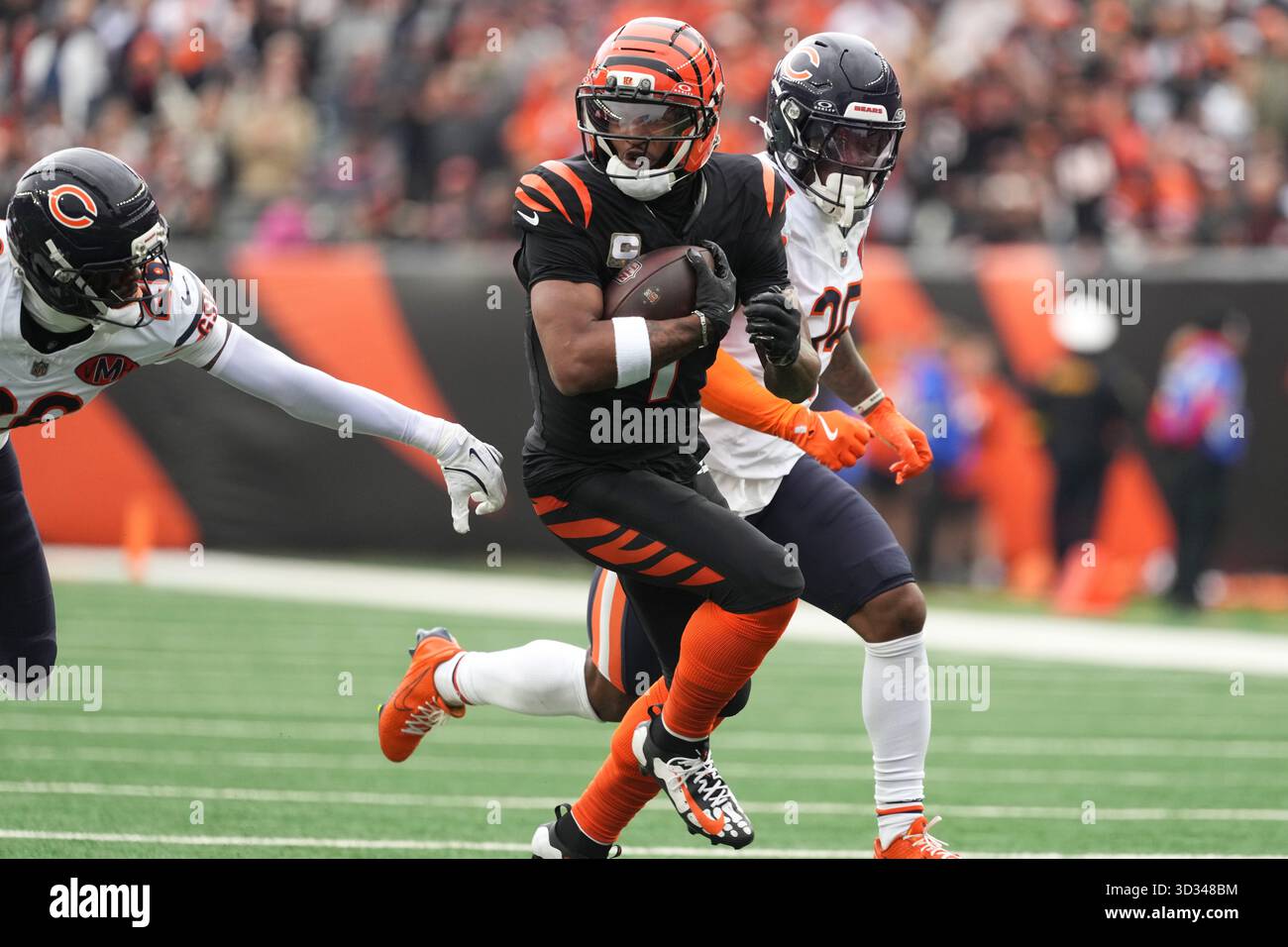 Cincinnati Bengals wide receiver Ja'Marr Chase (1) runs downfield after ...