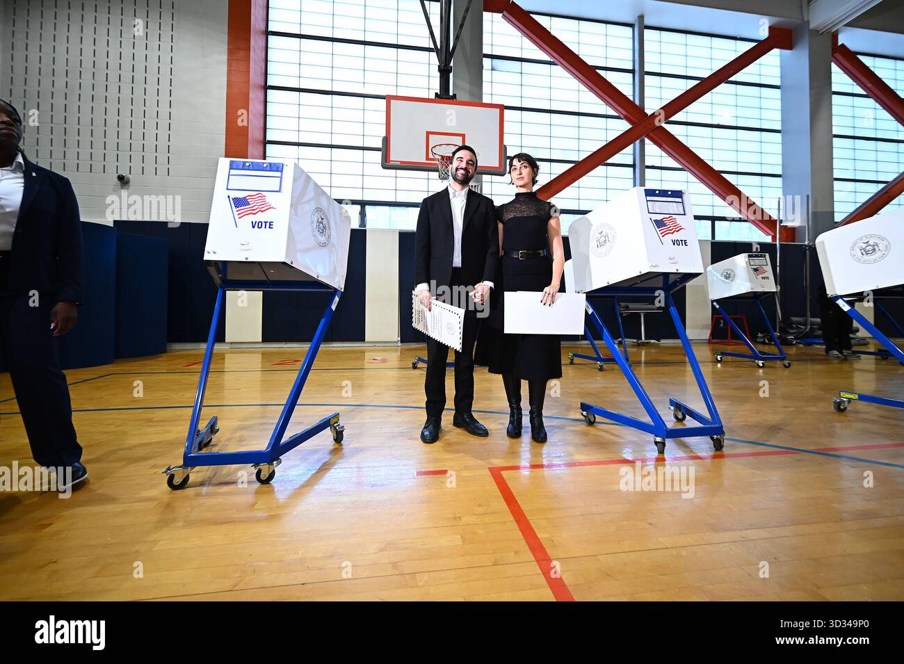 New York City mayoral candidate Zohran Mamdani (l) and his wife Rama ...
