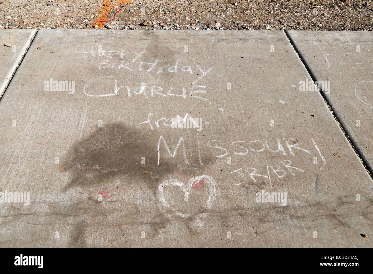 Phoenix, USA. 23rd Oct, 2025. Handwritten chalk messages in memory of ...