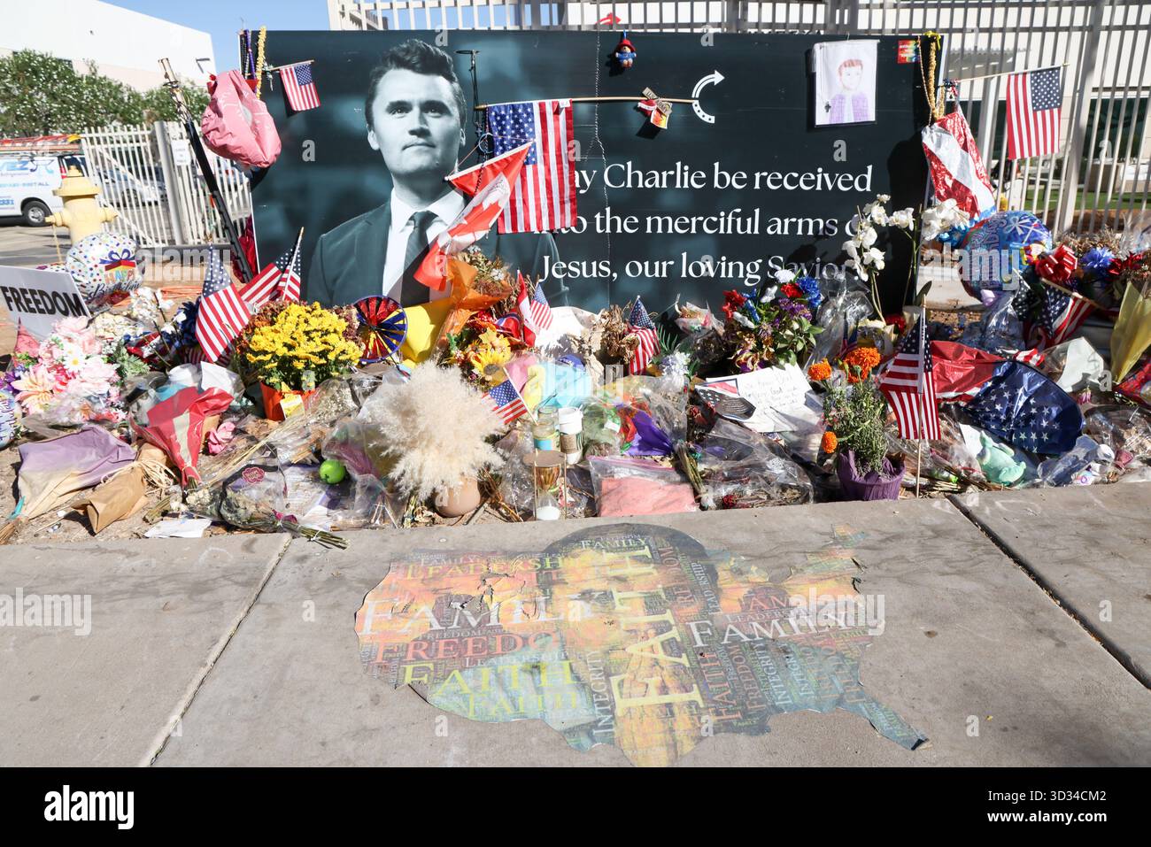 Phoenix, USA. 23rd Oct, 2025. Handwritten chalk messages in memory of ...