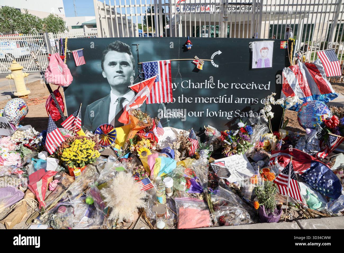 Phoenix, USA. 23rd Oct, 2025. Handwritten chalk messages in memory of ...