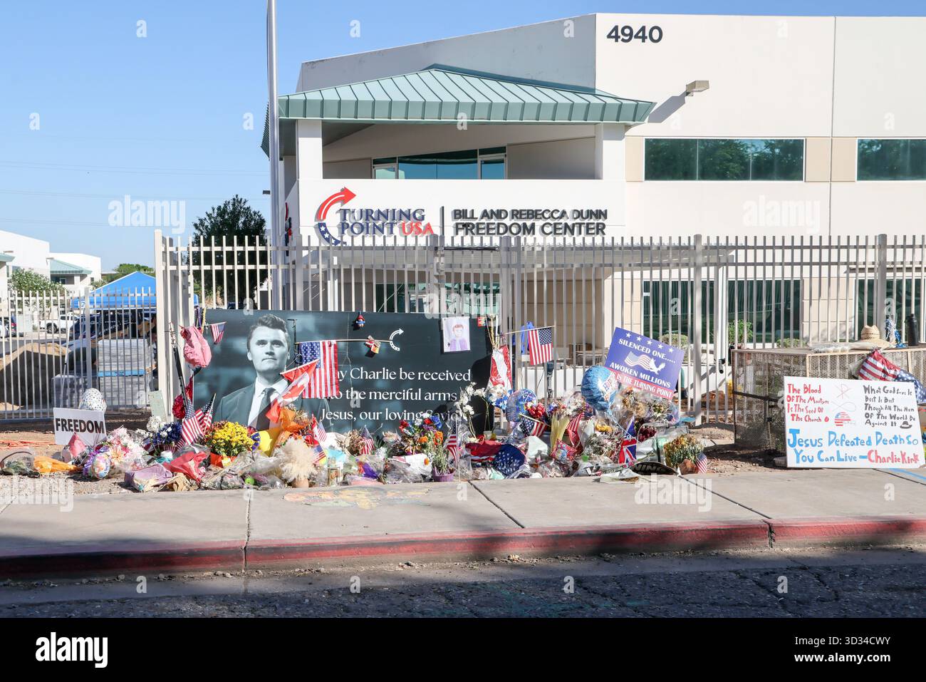 Phoenix, USA. 23rd Oct, 2025. Handwritten chalk messages in memory of ...