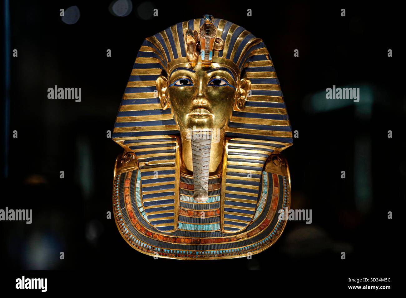 Tutankhamun mask at the grand egyptian museum hi-res stock photography ...
