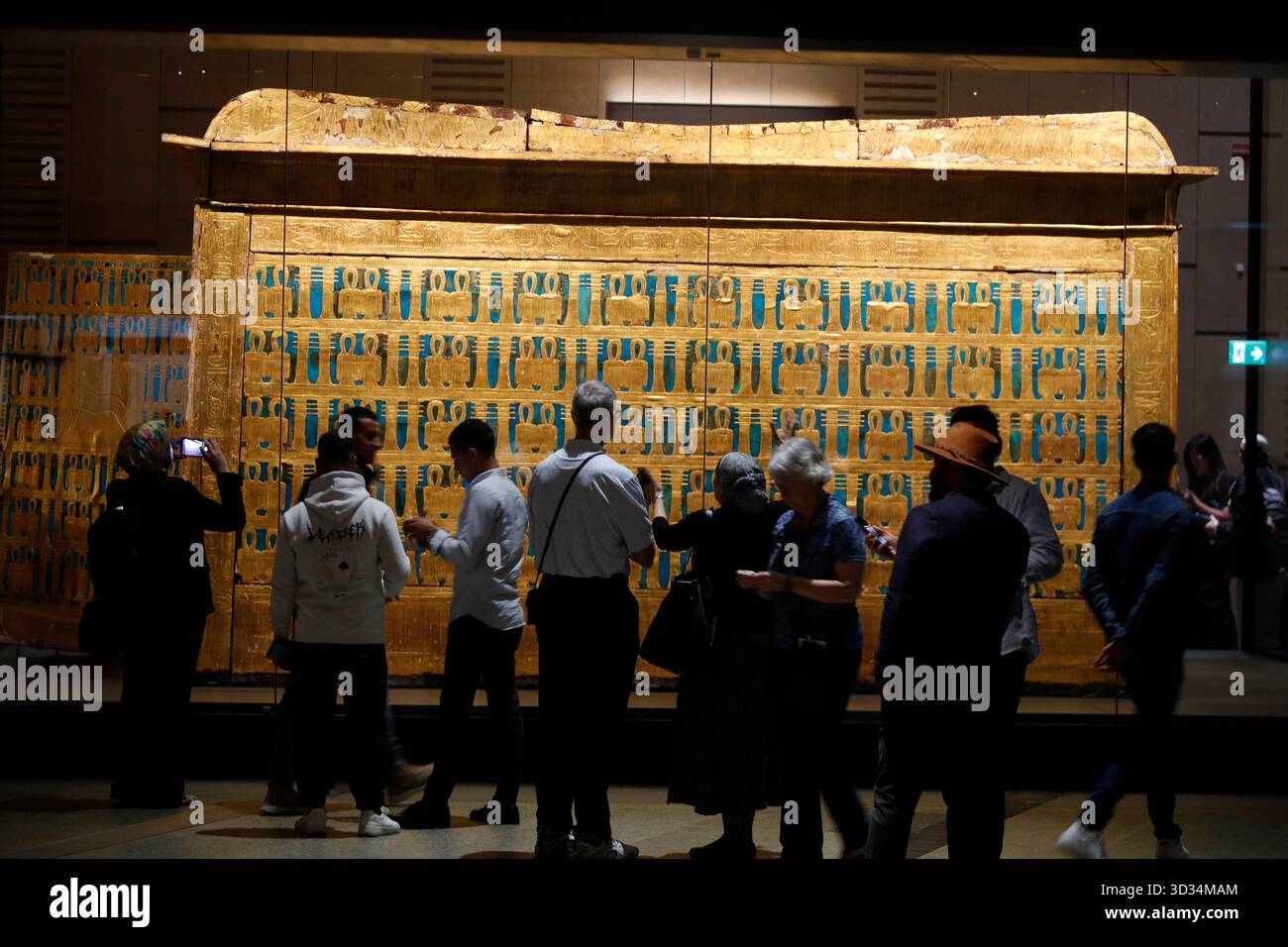 (251104) -- CAIRO, Nov. 4, 2025 (Xinhua) -- Tourists view a gilded ...