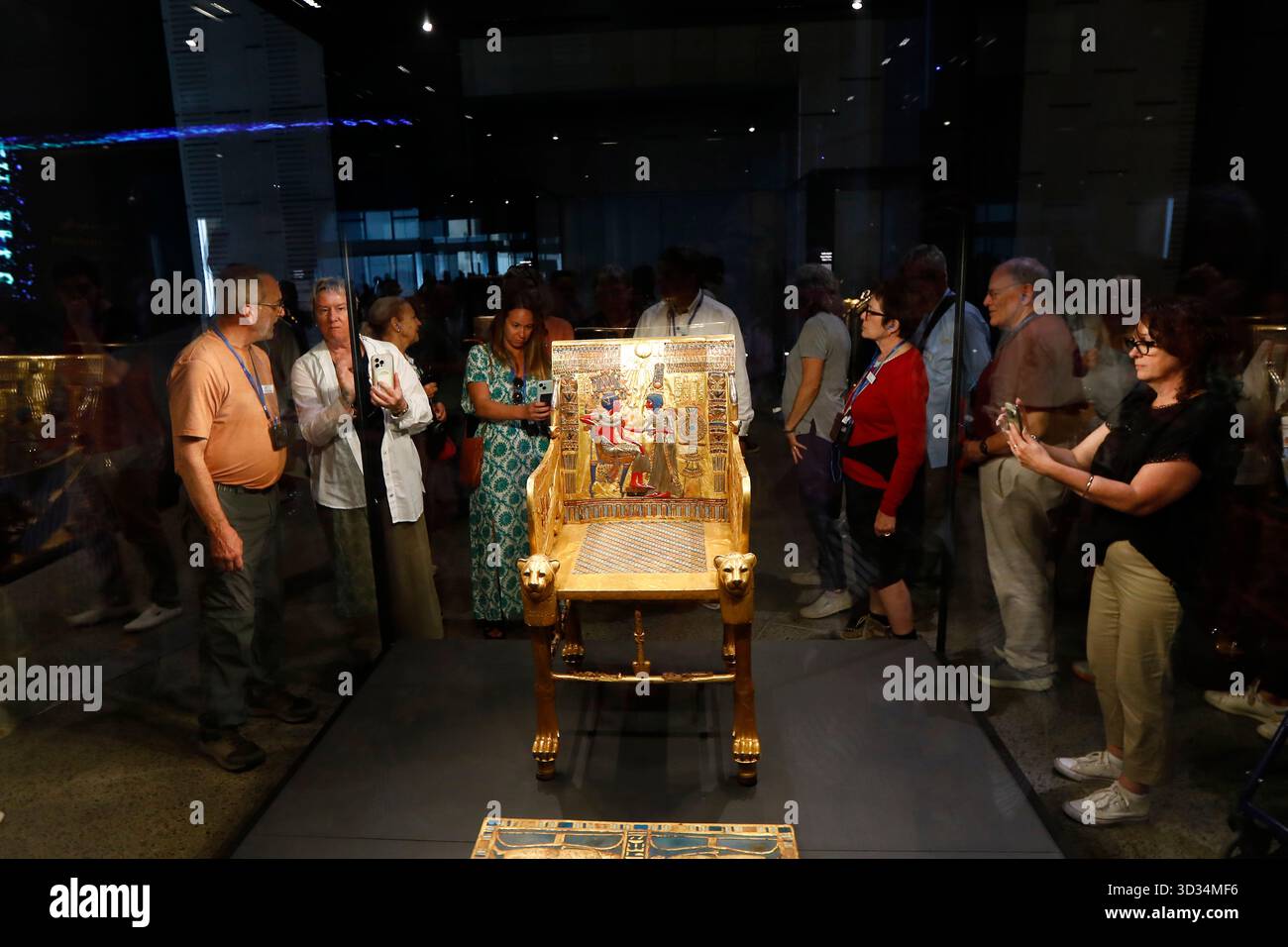 (251104) -- CAIRO, Nov. 4, 2025 (Xinhua) -- Tourists view the gilded ...