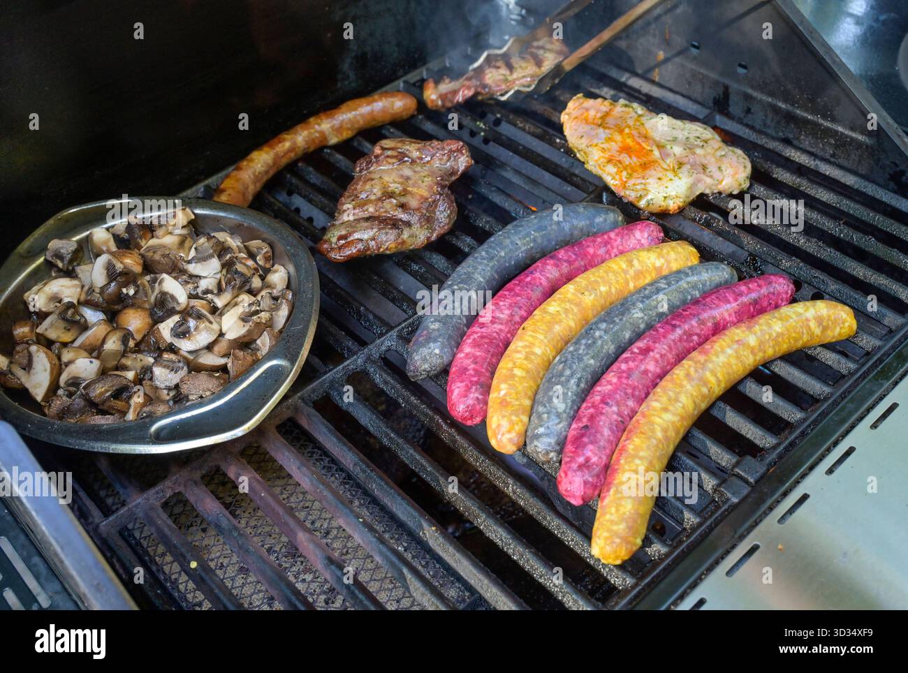 Wurst und Fleisch auf dem Grill, farbig, schwarz-rot-gold ...
