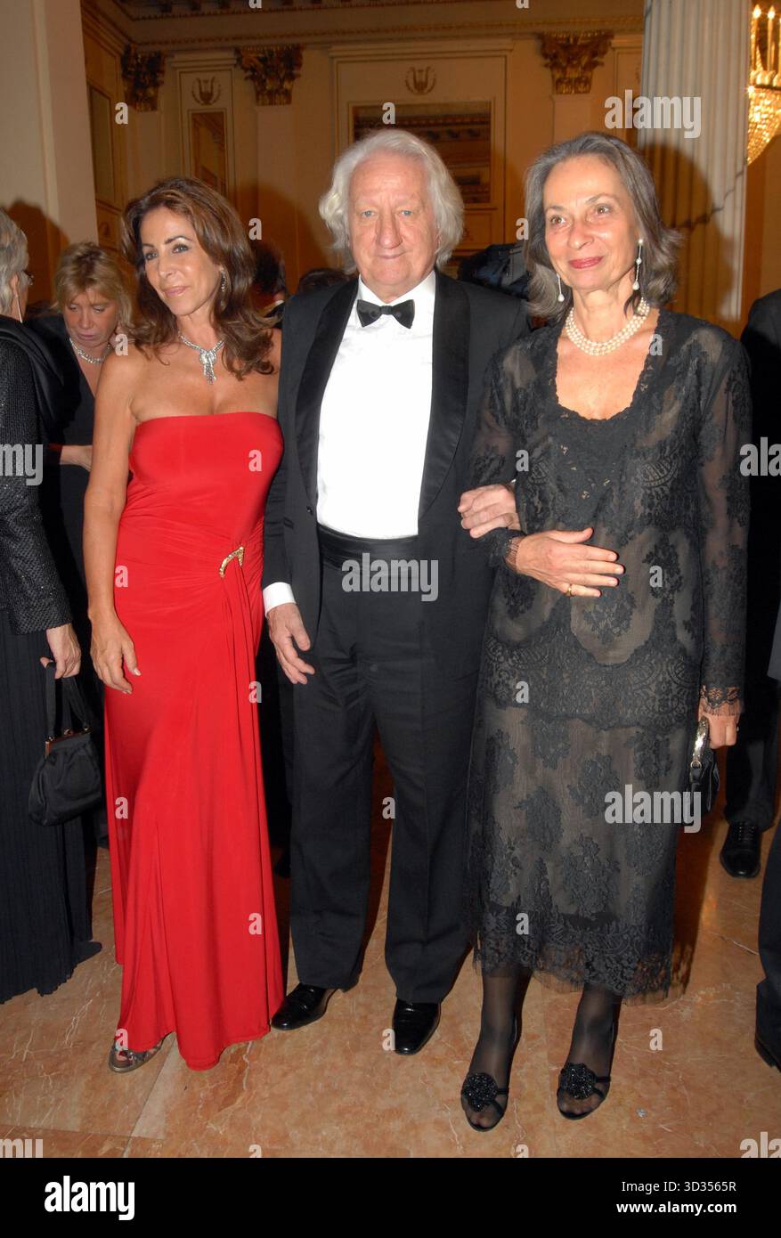 PRIMA DELLA SCALA 2006 - GIORGIO FORATTINI CON MOGLIE Stock Photo - Alamy