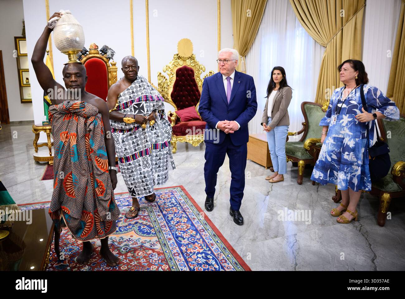 Africa ghana kumasi ashanti king hi-res stock photography and images ...