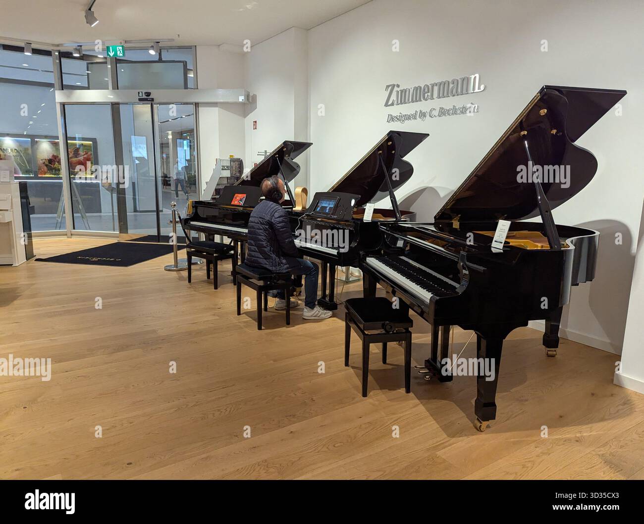 Piano showroom hi-res stock photography and images - Alamy