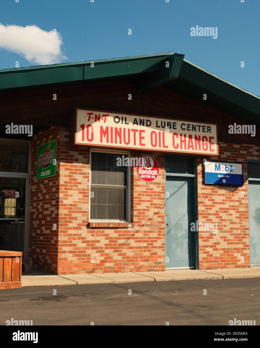 10 minute oil change hi-res stock photography and images - Alamy