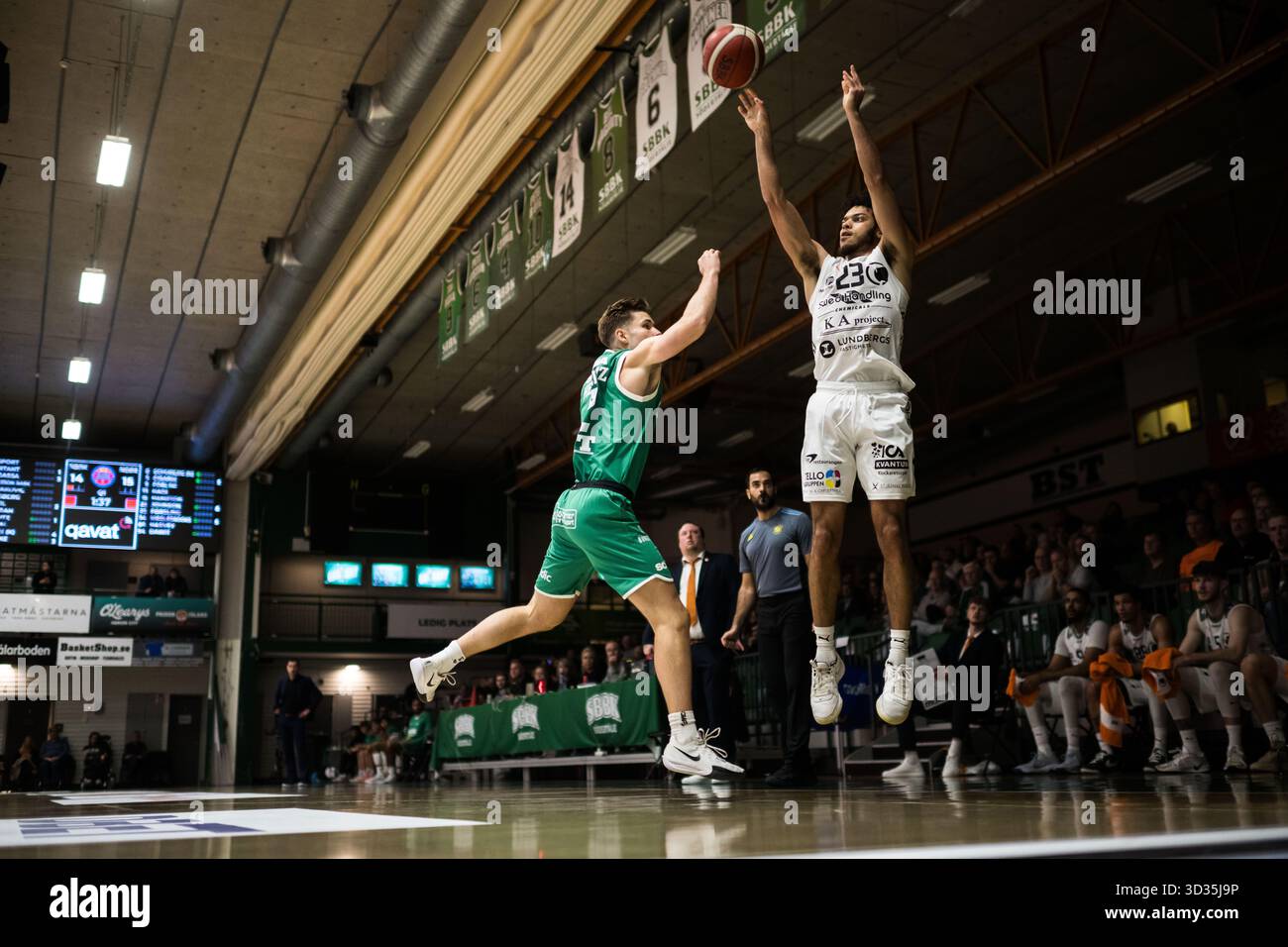 251104 Norrköpings Dallion Johnson under basketmatchen i herrarnas SBL ...