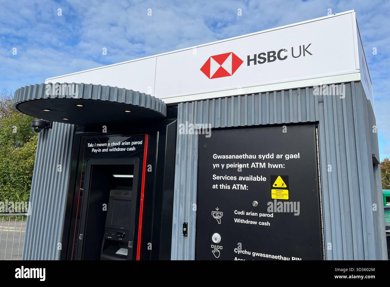 Standalone cashpoint hi-res stock photography and images - Alamy