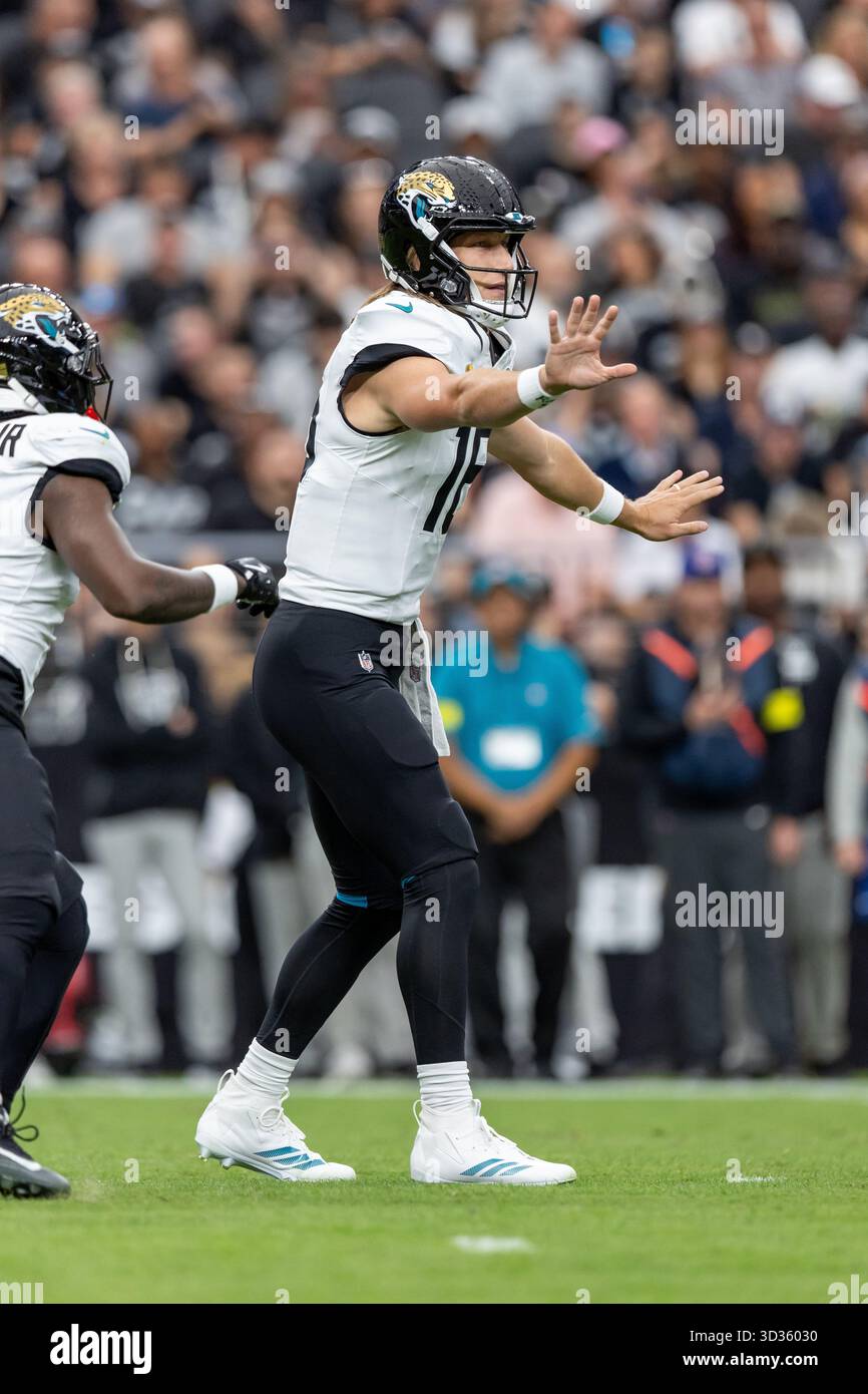 Jacksonville Jaguars quarterback Trevor Lawrence (16) calls an audible ...