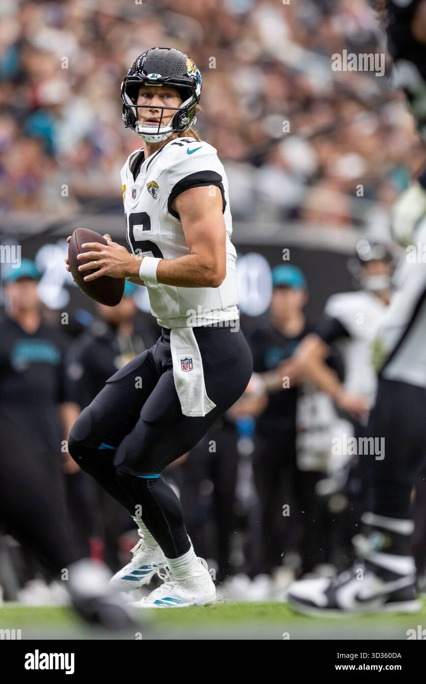 Jacksonville Jaguars quarterback Trevor Lawrence (16) rolls out against ...