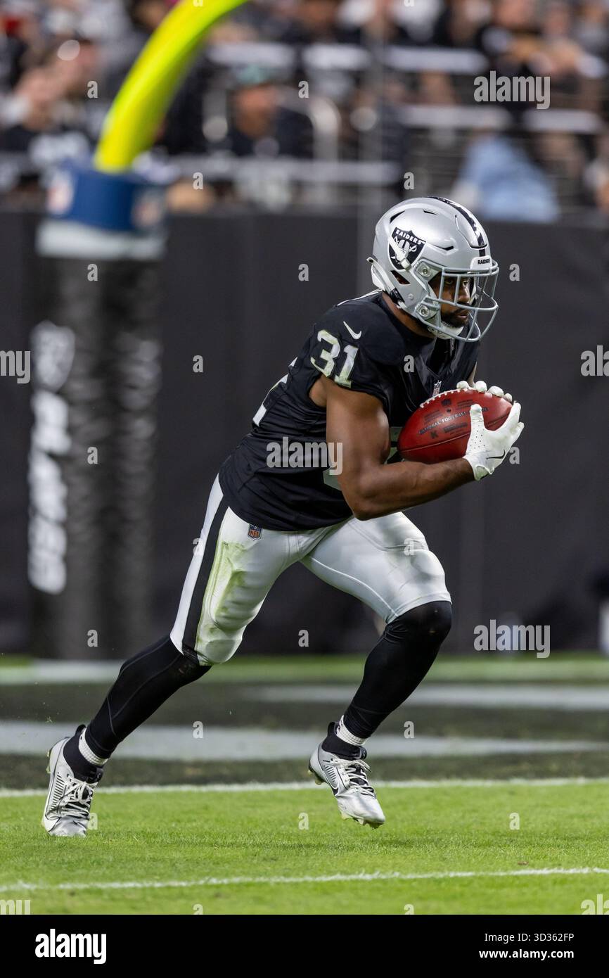Las Vegas Raiders running back Raheem Mostert (31) returns a kickoff ...