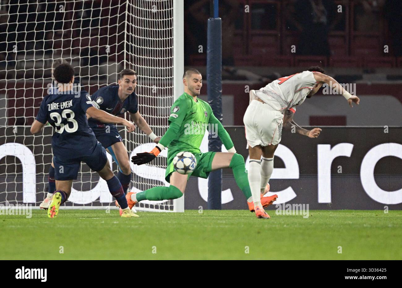 04 November 2025, France, Paris: Soccer: Champions League, Paris Saint ...