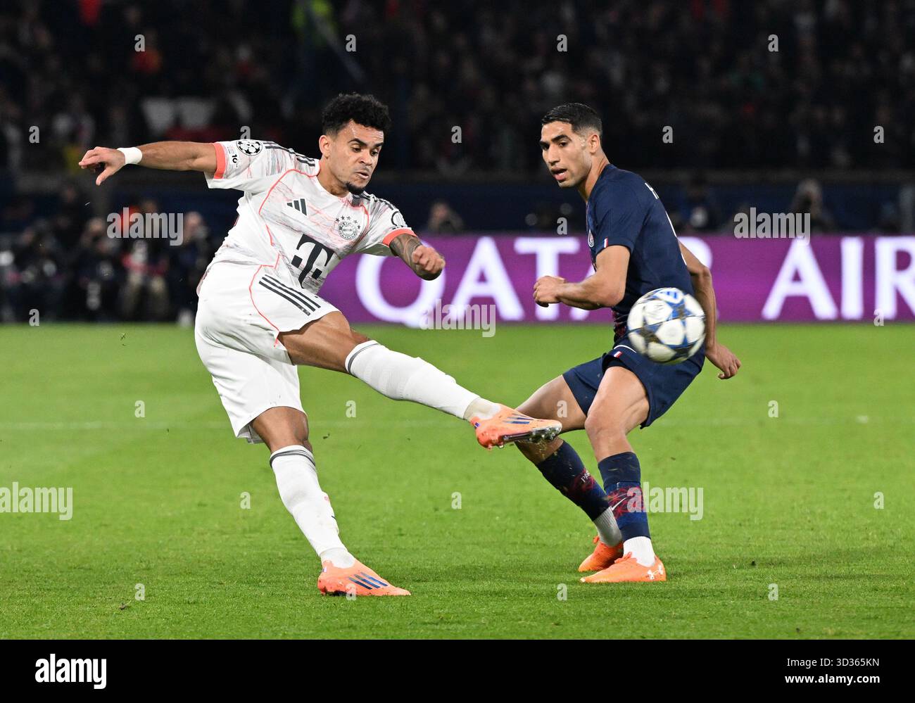 04 November 2025, France, Paris: Soccer: Champions League, Paris Saint ...