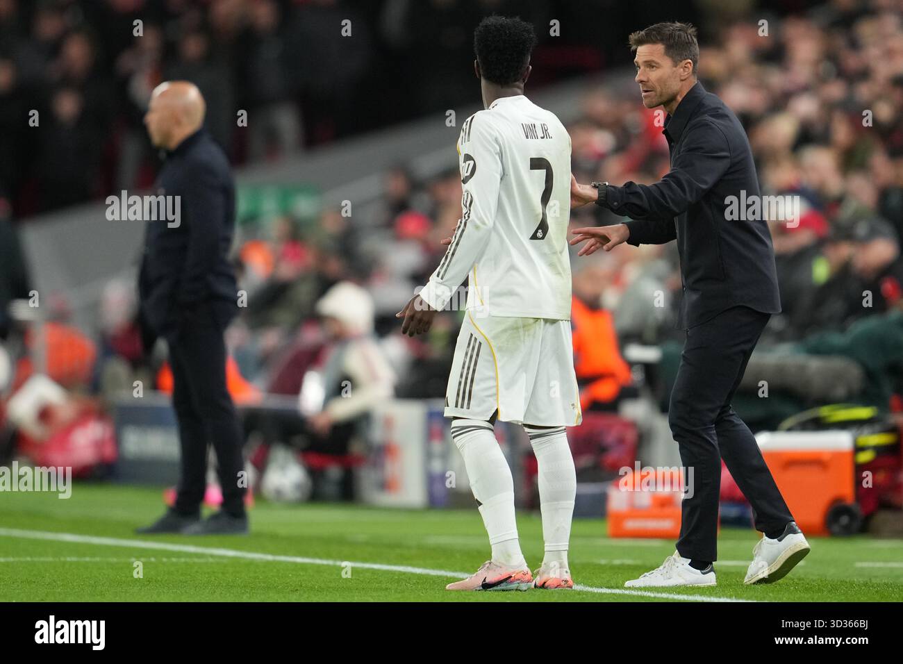 Real Madrid's head coach Xabi Alonso talks to Vinicius Junior during ...