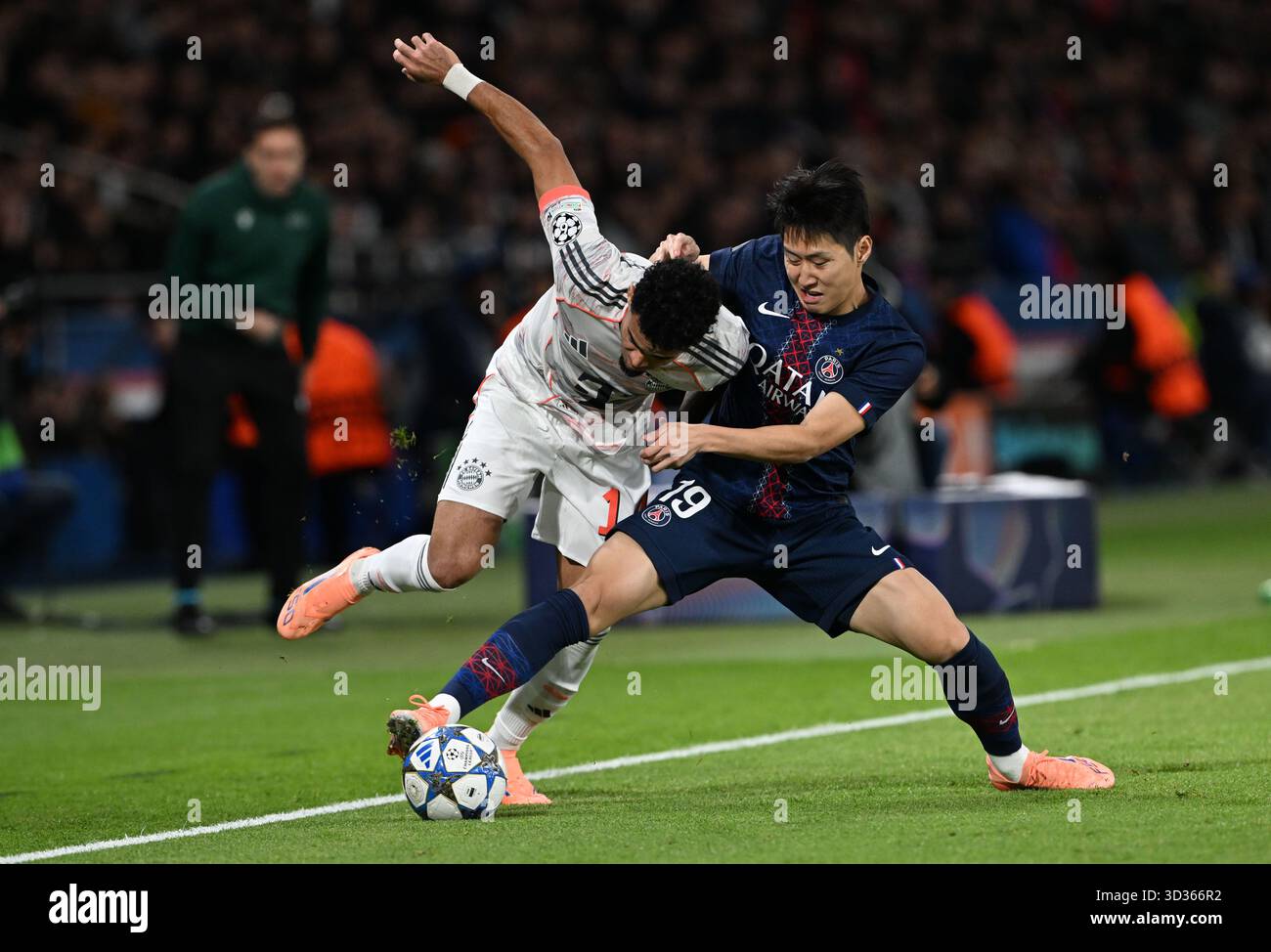 04 November 2025, France, Paris: Soccer: Champions League, Paris Saint ...