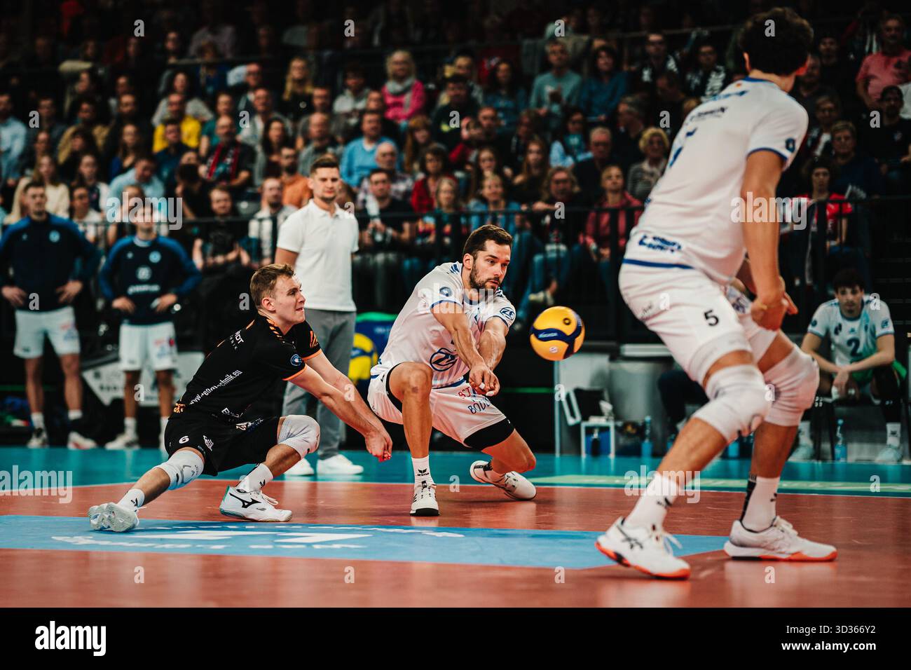Tim Peter (4, VfB Friedrichshafen) und Leonard Graven (6, VfB ...