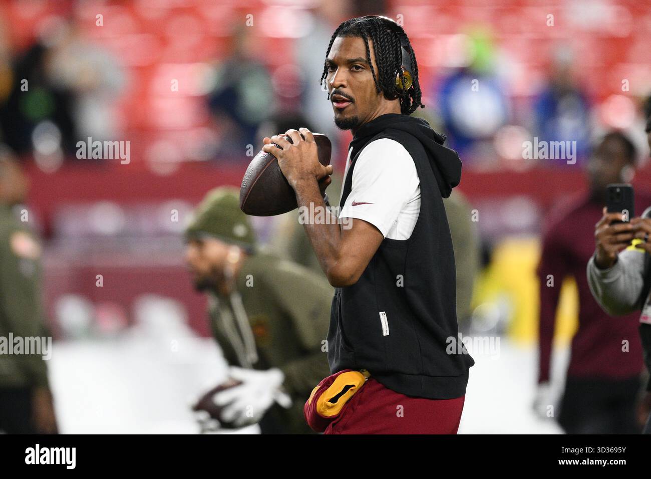 Washington Commanders quarterback Jayden Daniels (5) warms up before an ...