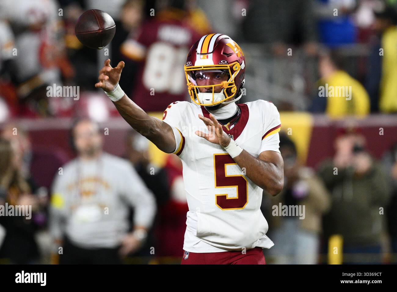 Washington Commanders quarterback Jayden Daniels (5) warms up before an ...