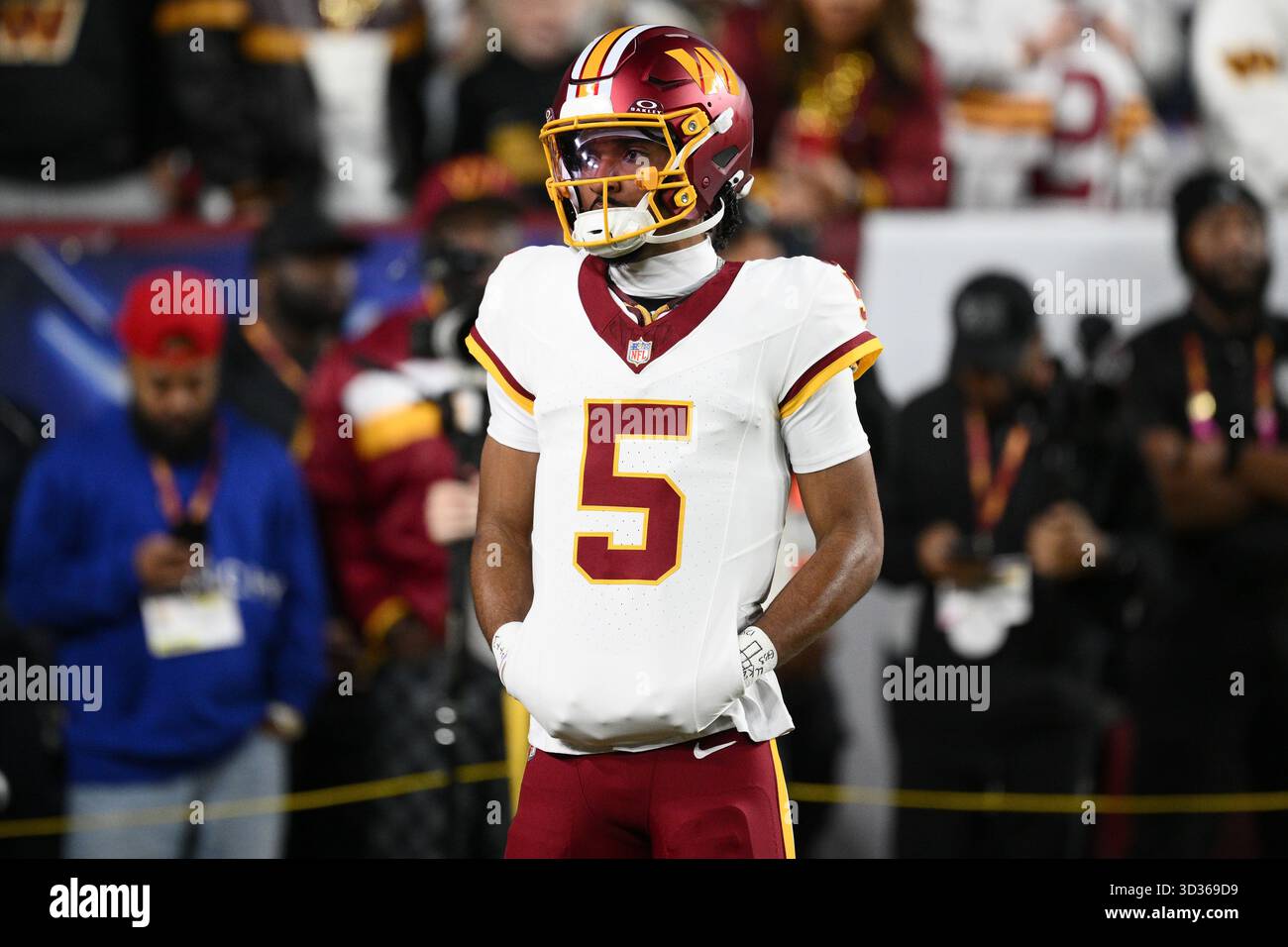 Washington Commanders quarterback Jayden Daniels (5) warms up before an ...