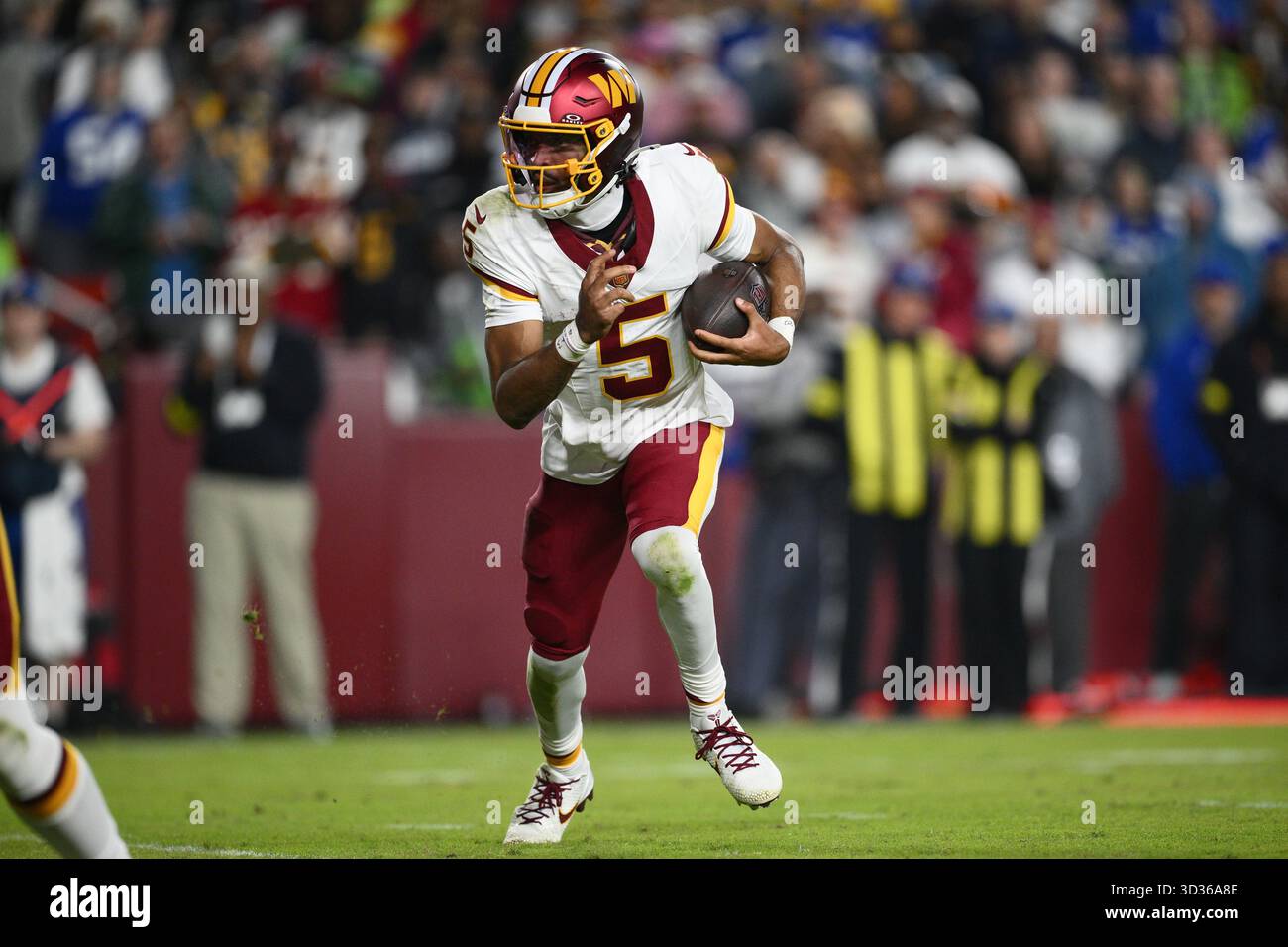 Washington Commanders quarterback Jayden Daniels (5) in action during ...