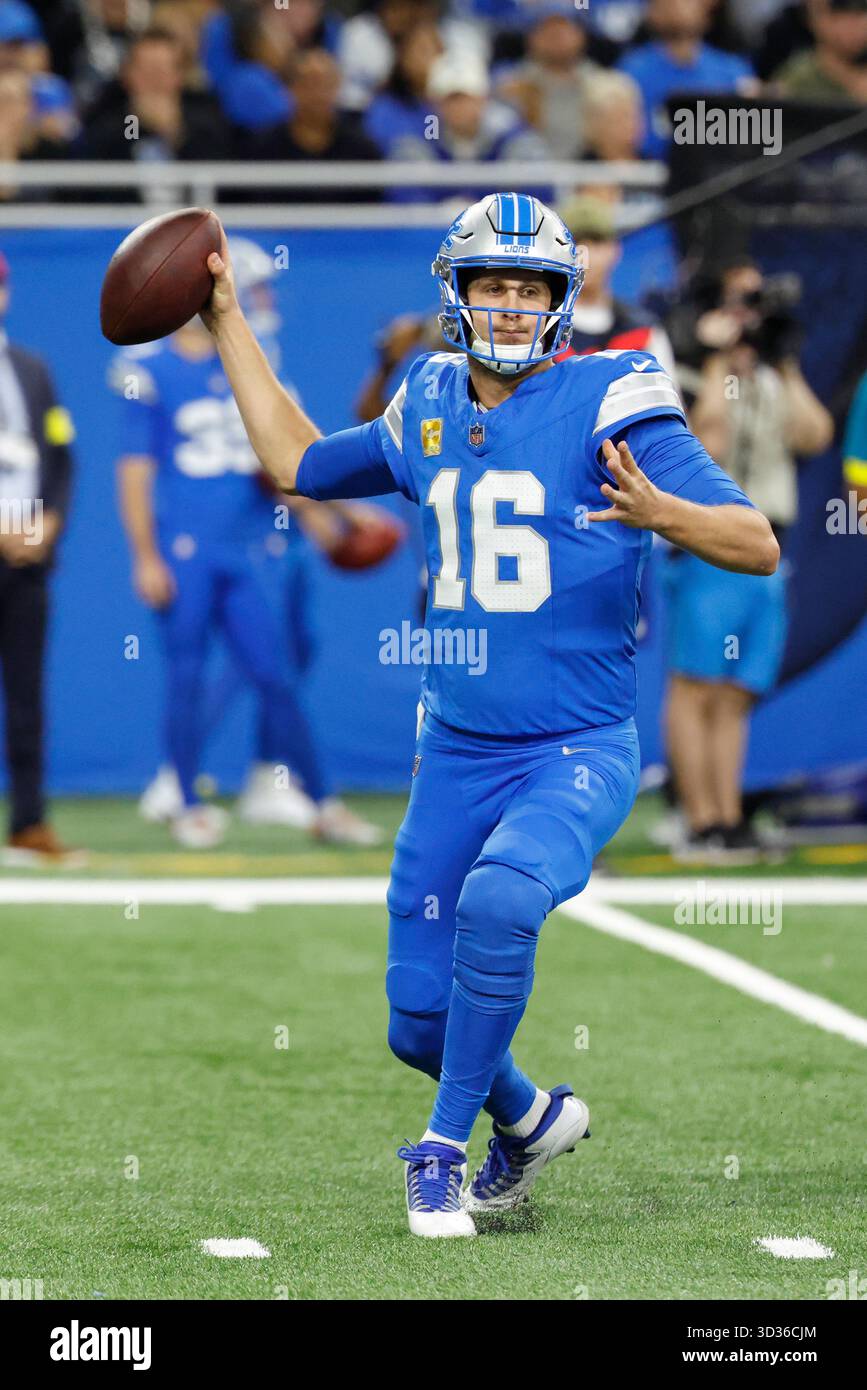 Detroit Lions quarterback Jared Goff (16) passes against the Minnesota ...