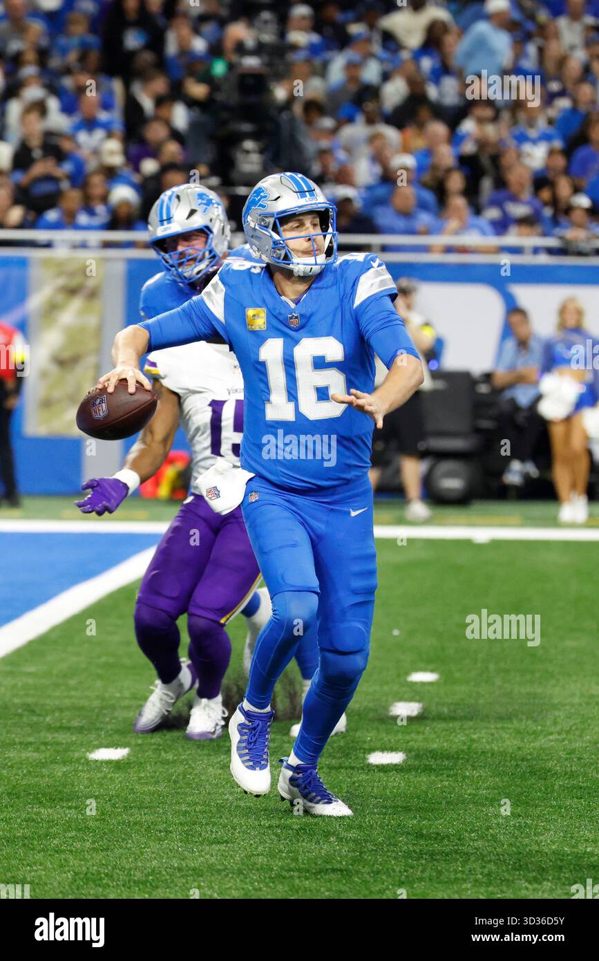 Detroit Lions quarterback Jared Goff (16) passes against the Minnesota ...