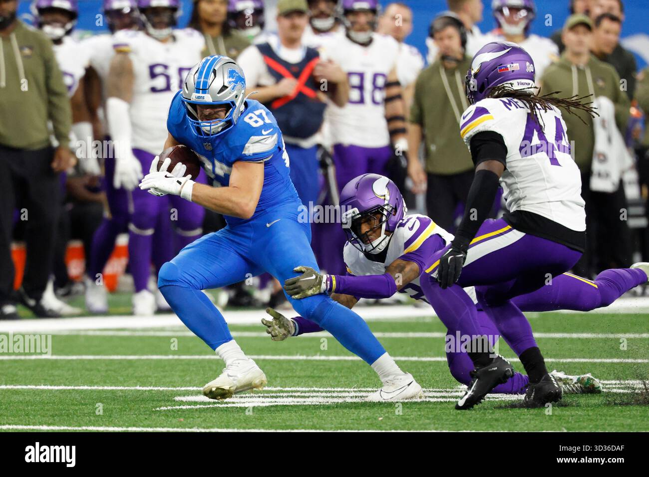 Detroit Lions tight end Sam LaPorta (87) runs the ball against the ...