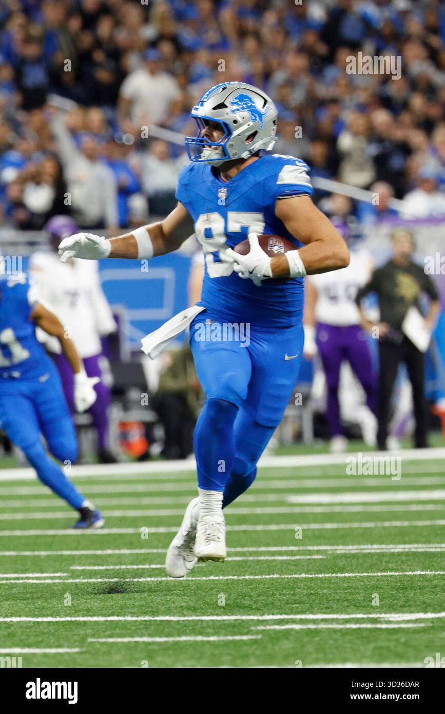 Detroit Lions tight end Sam LaPorta (87) runs the ball against the ...