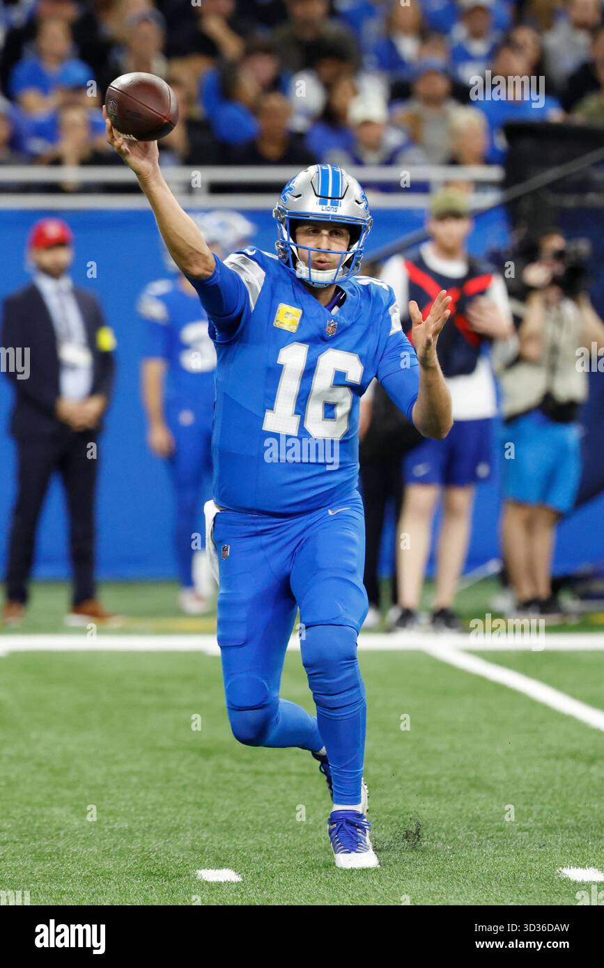 Detroit Lions quarterback Jared Goff (16) passes against the Minnesota ...