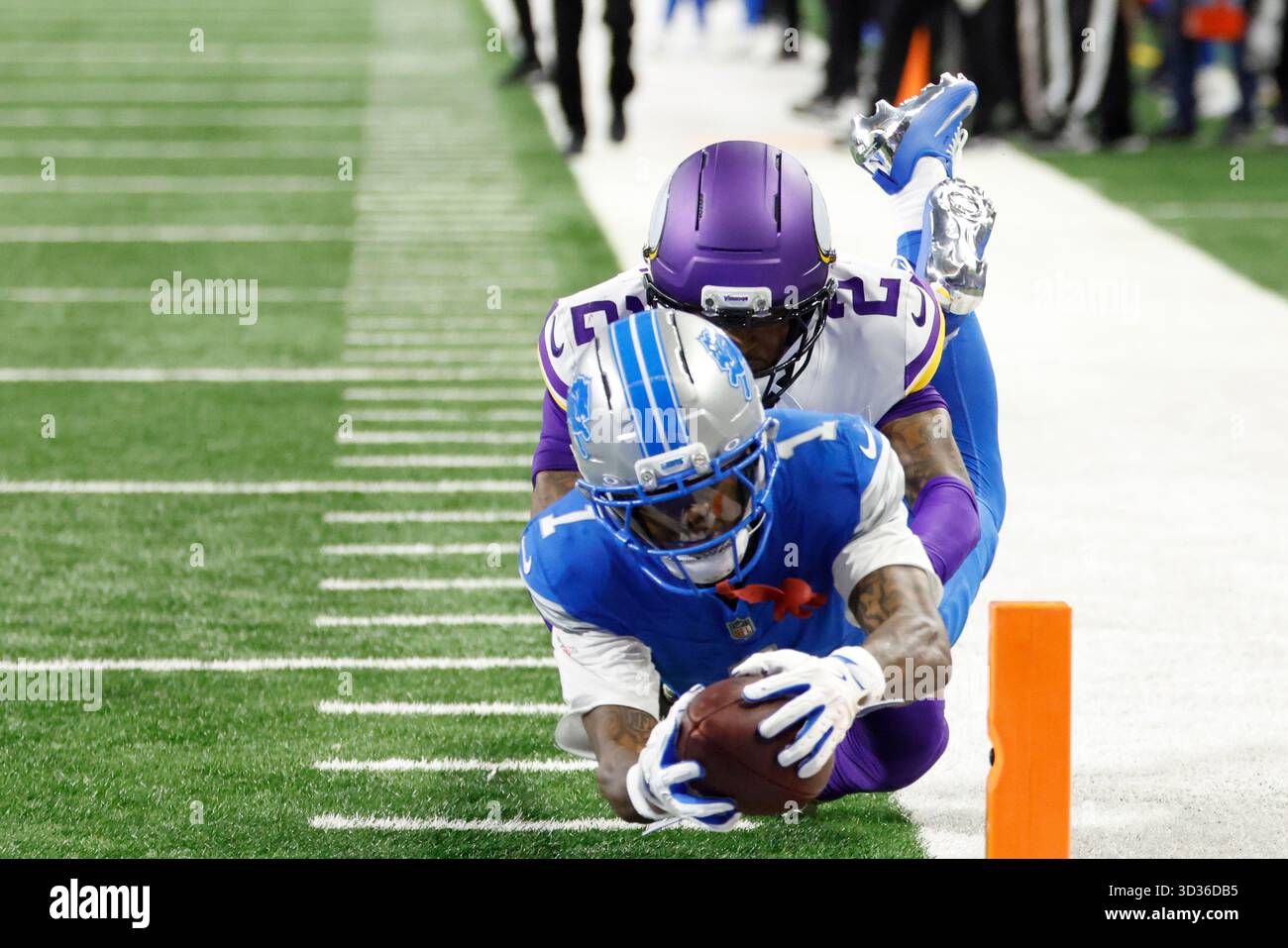 Detroit Lions wide receiver Jameson Williams (1) dives for a touchdown ...