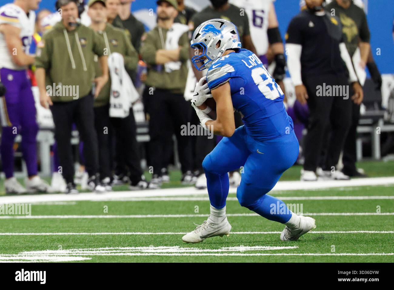 Detroit Lions tight end Sam LaPorta (87) makes a reception against the ...