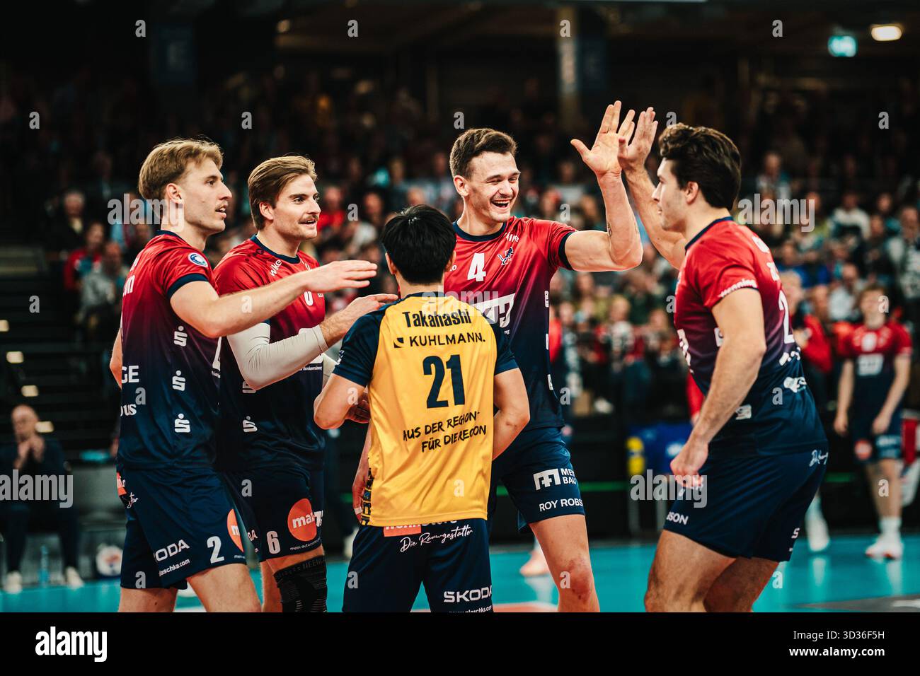 Christopher Byam (SVG Lüneburg, 4) high-fives Ethan Champlin (SVG ...