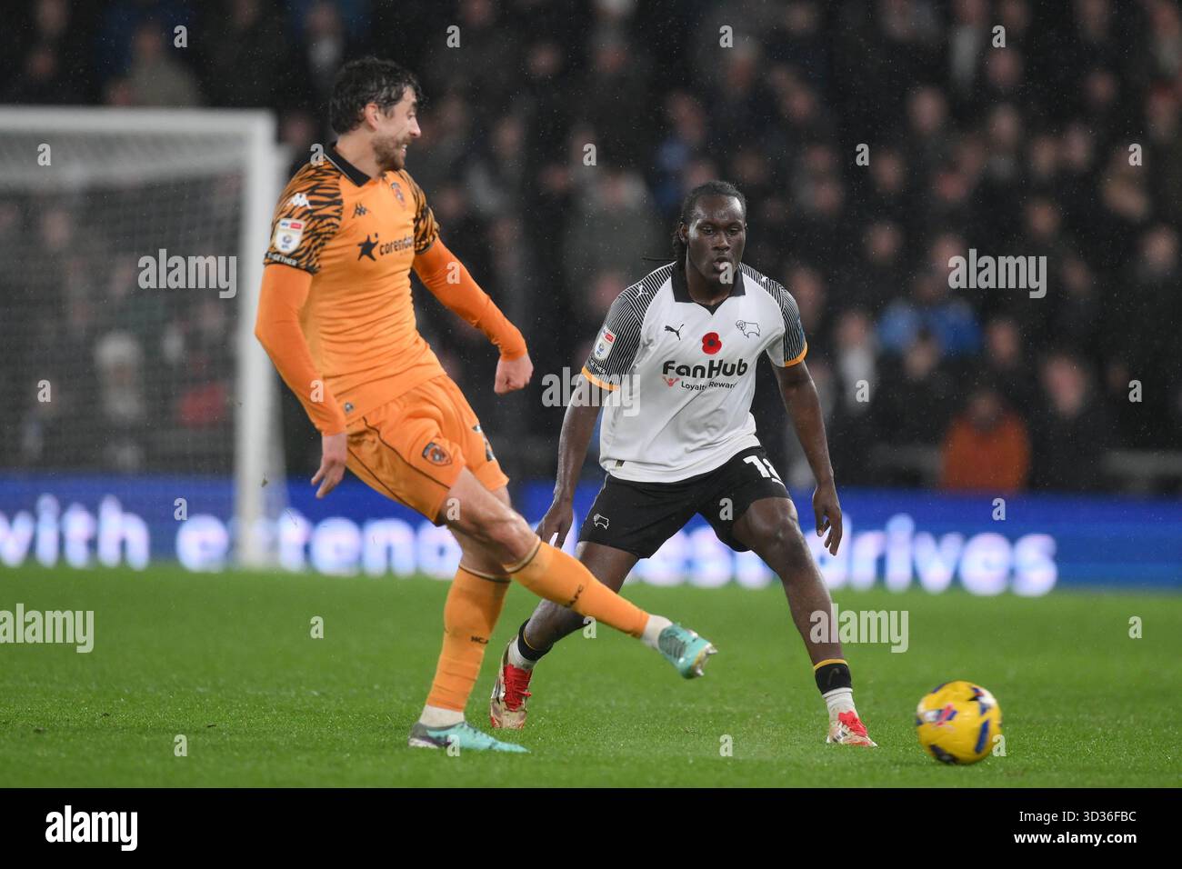Hull City's Matt Crooks (left) and Derby County's David Ozoh (right ...