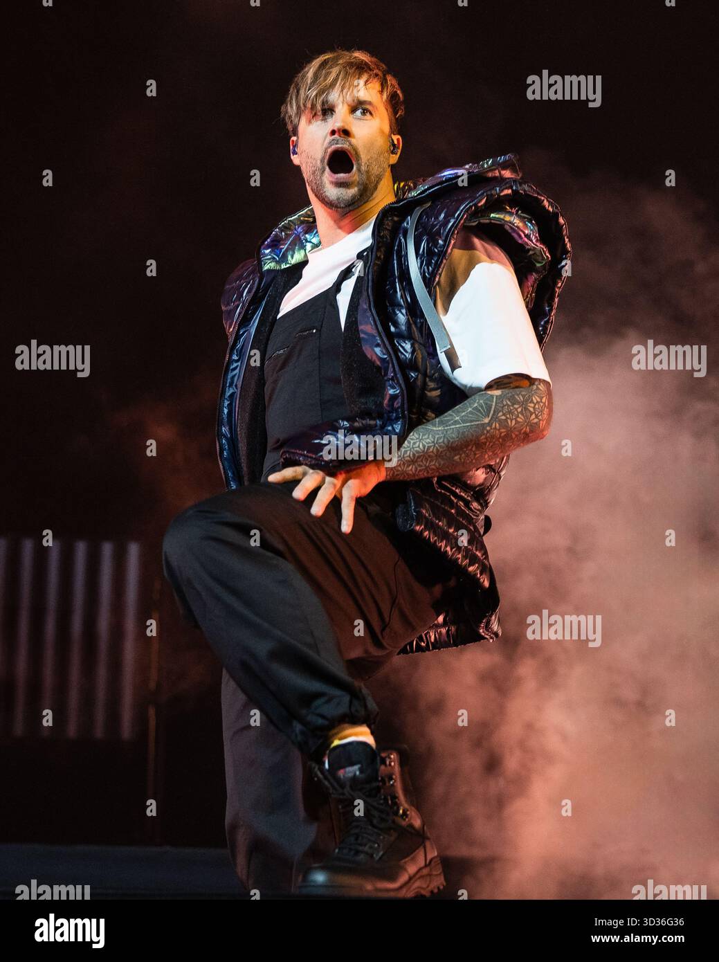 Electric callboy singer hi-res stock photography and images - Alamy